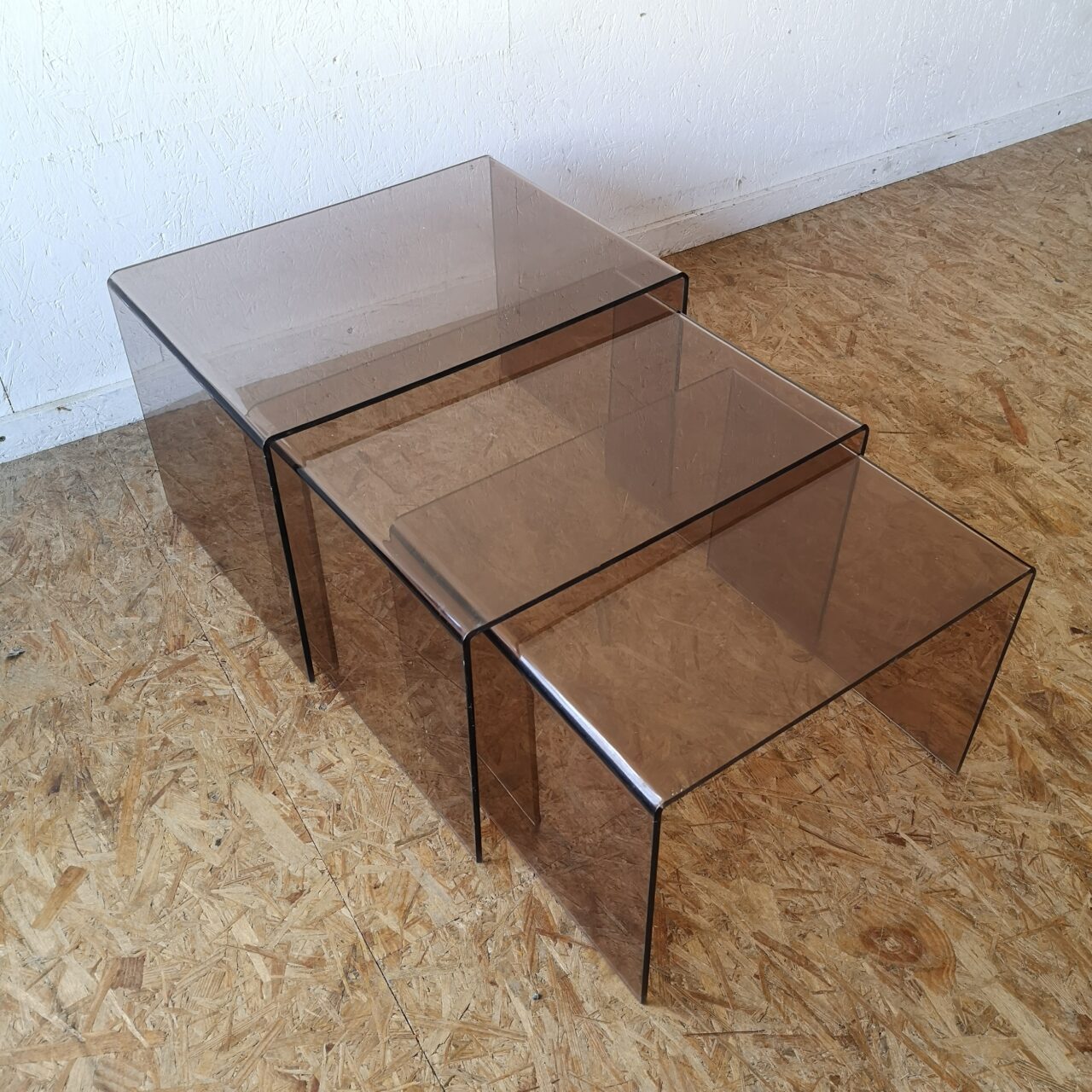 Tables gigognes plexiglas fumé années 70 - Côte & Vintage
